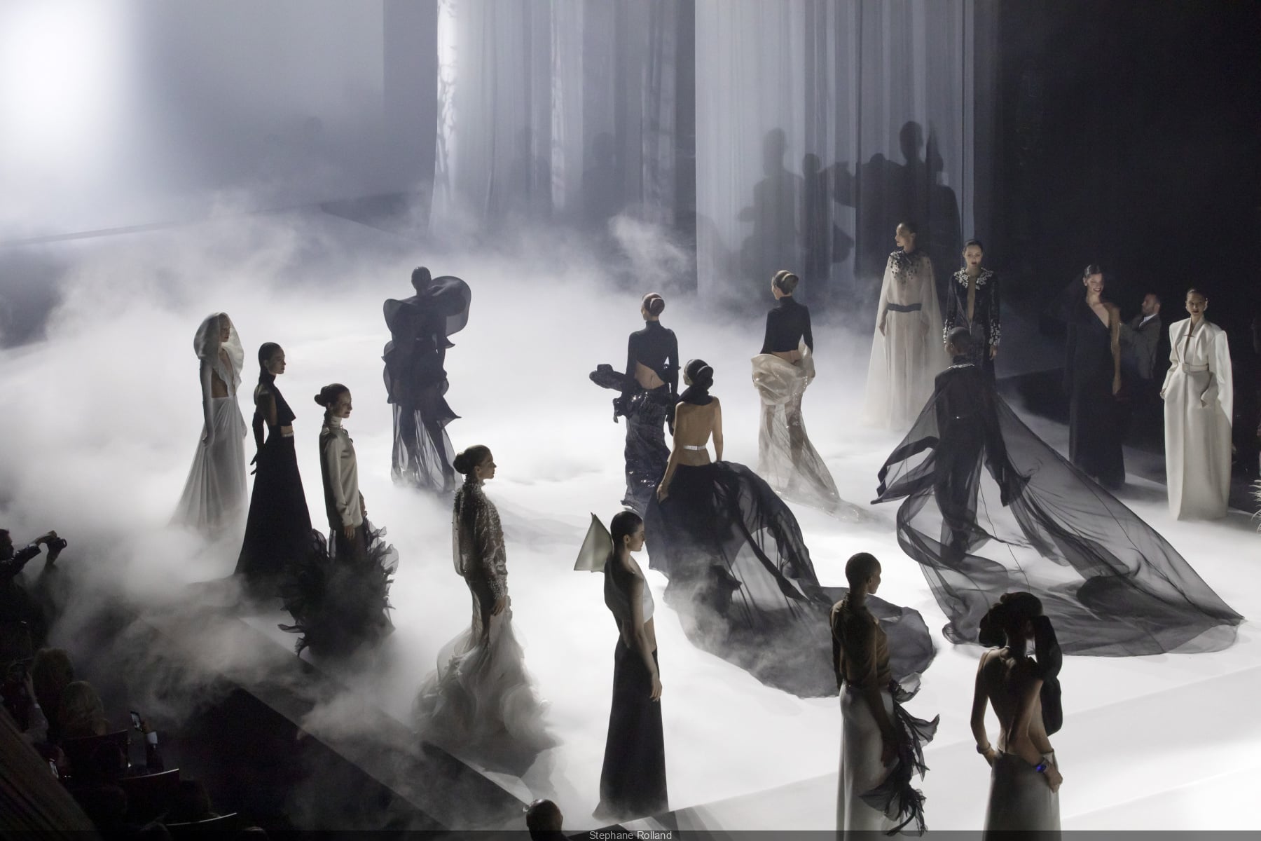 Creații spectaculoase la Săptămâna Modei de la Paris. Piesele ...