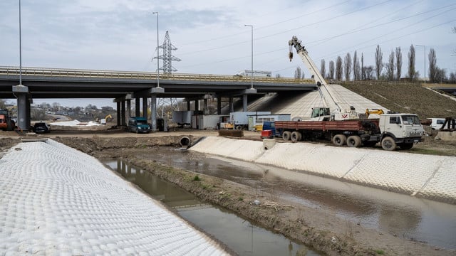 Lucrările de reabilitare a podului pe râul Bâc, cu un progres de ...