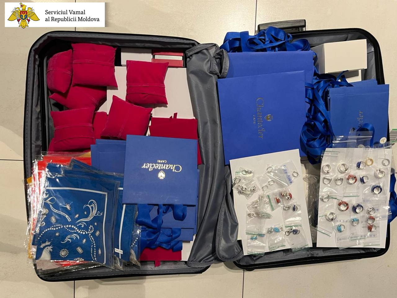 A sosit din Milano cu valiza plină de bijuterii și eșarfe presupuse de ...