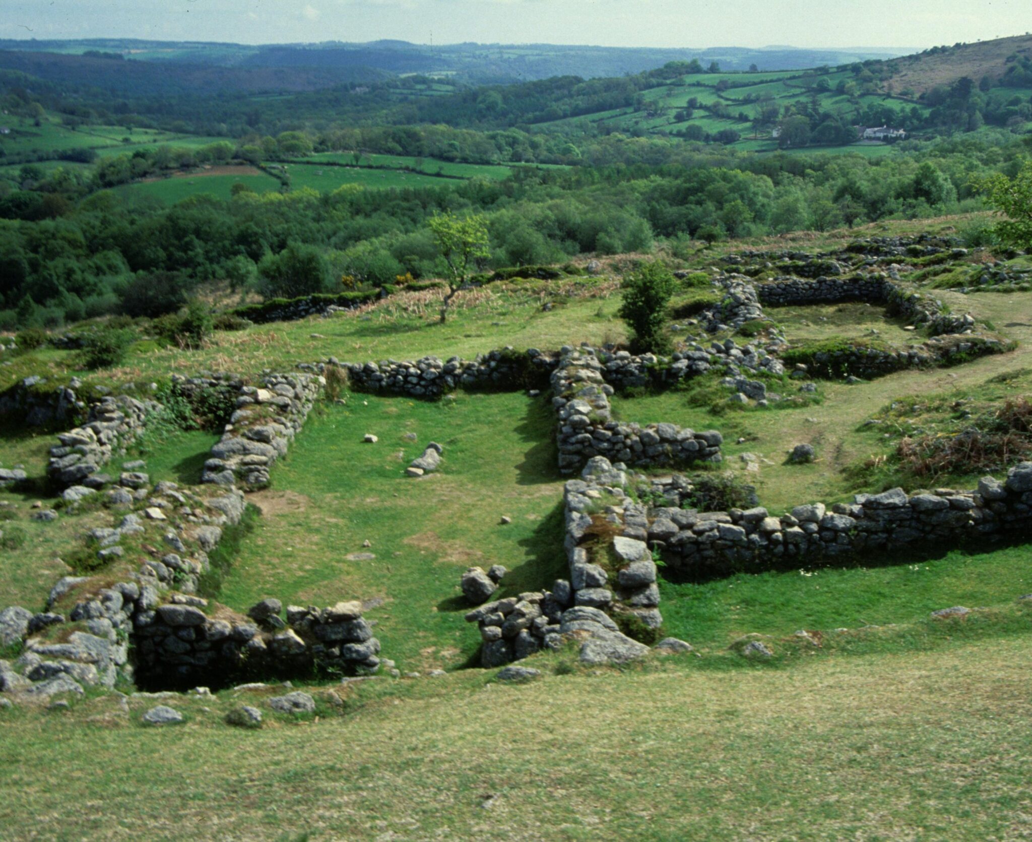 Un sat medieval abandonat, cu o istorie violentă, a devenit o atracție ...