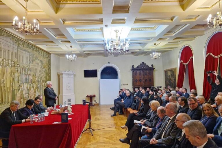 „Documente privind istoria românilor”, lansare care celebrează 167 de ...