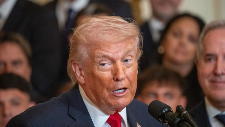 Un american a cumpărat un ceas cu numele lui Trump pentru soție, dar a ...