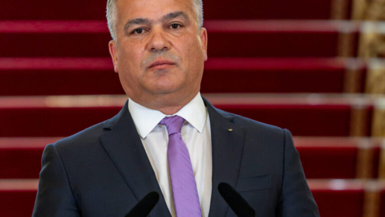 Cine este Adrian Veștea, noul premier desemnat al României. Parcursul ...