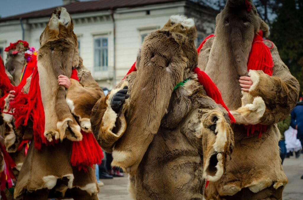 Jocul Ursului și alte trei dintre cele mai fascinante tradiții și ...