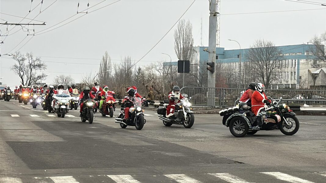 FOTO/ Zeci de bikeri, mascați în Moș Crăciun, au cutreierat capitala în ...