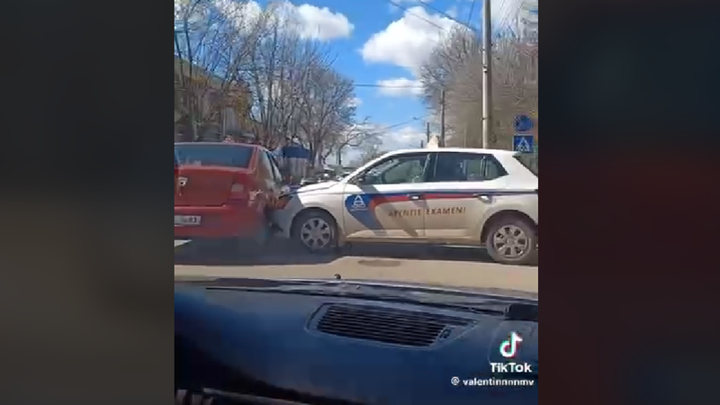 Cascadorii râsului la Cahul: O maşină de examen s-a tamponat cu o ...