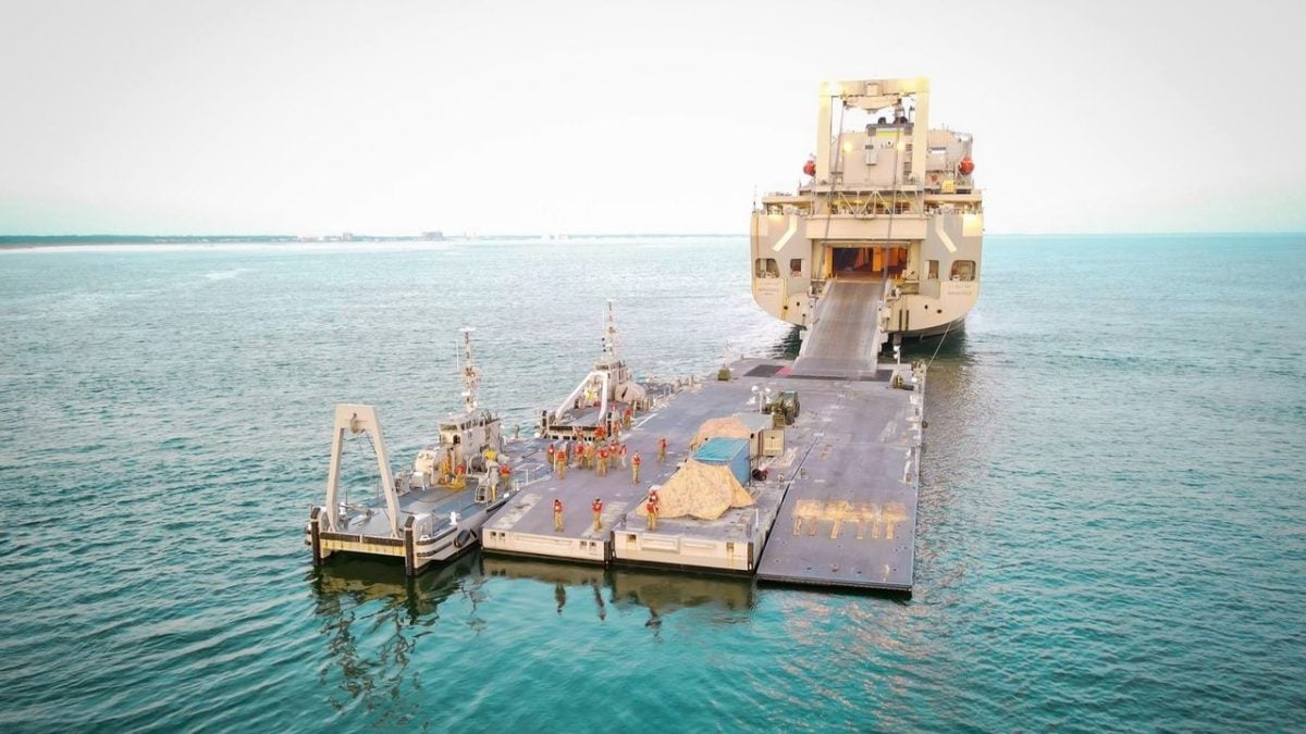 Armata americană a început construirea unui mare debarcader în largul ...